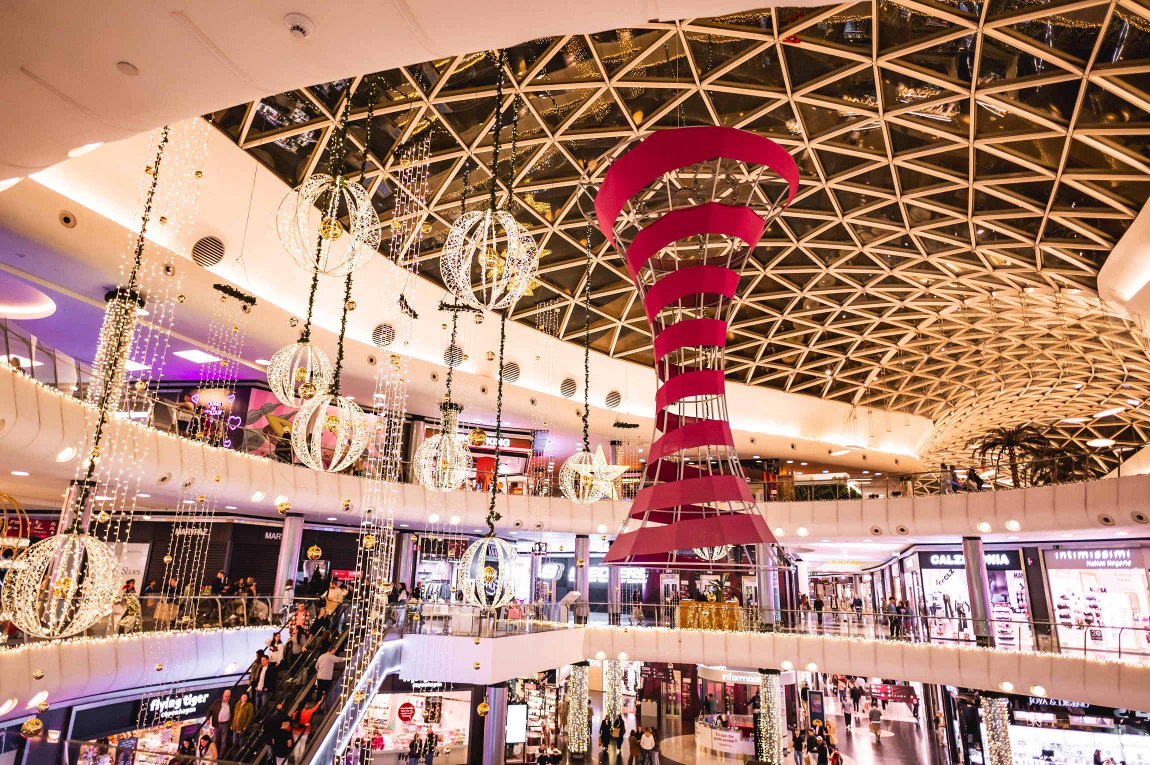 At Christmas, we take care of every detail to fill our shopping centers ...